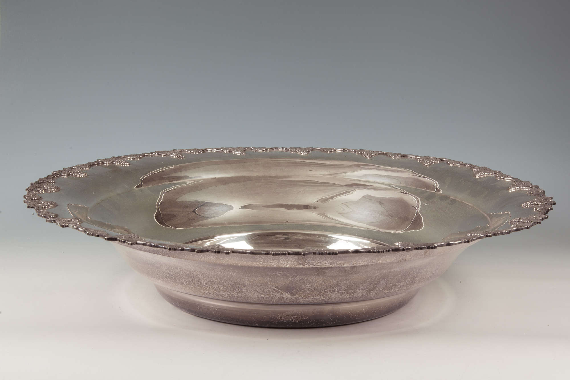 LOT:50 | A LARGE SILVER PLATED CIRCULAR WINE COOLER with cast vine ...